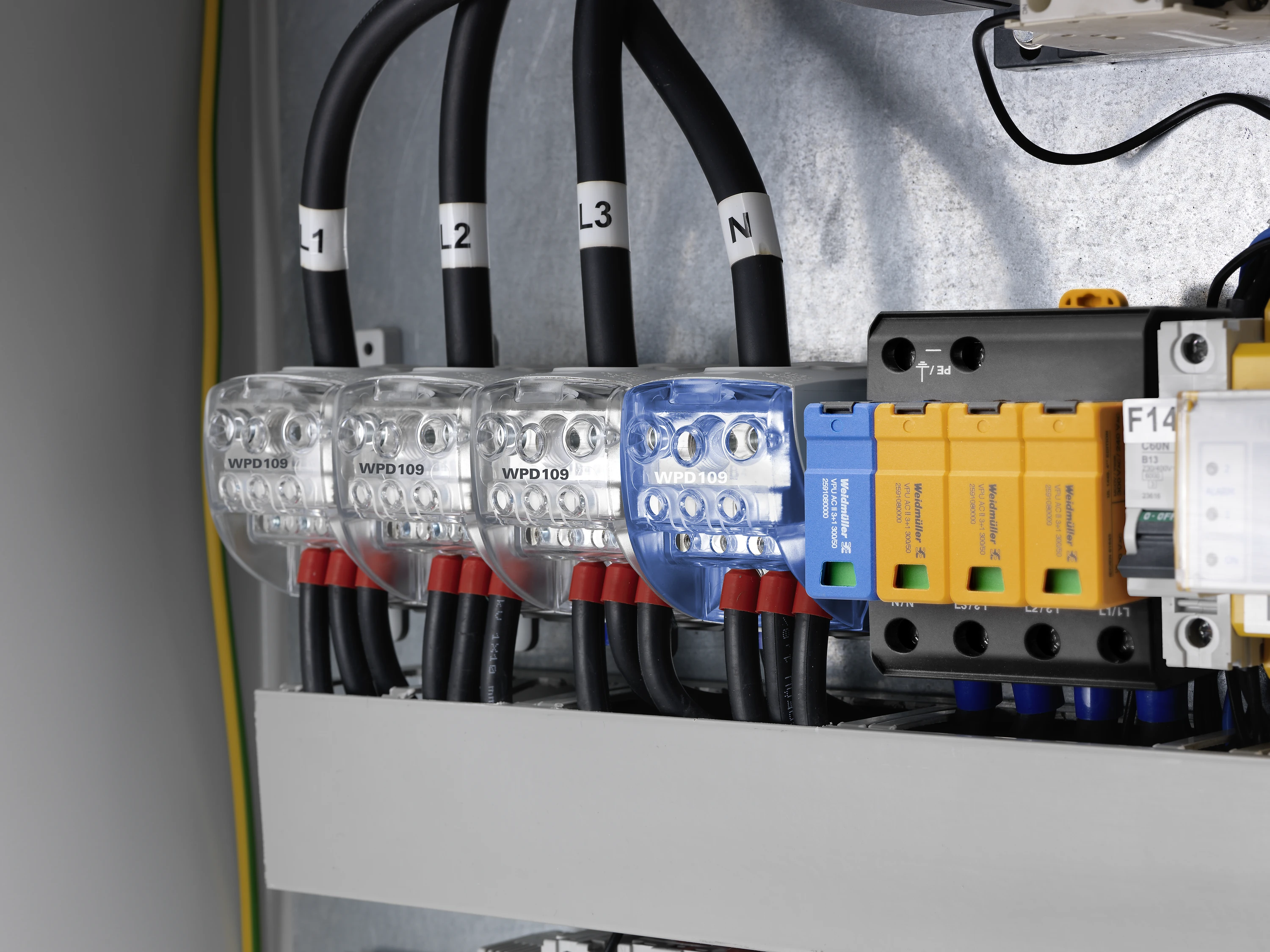 Power distribution blocks (PDB) for DIN rails